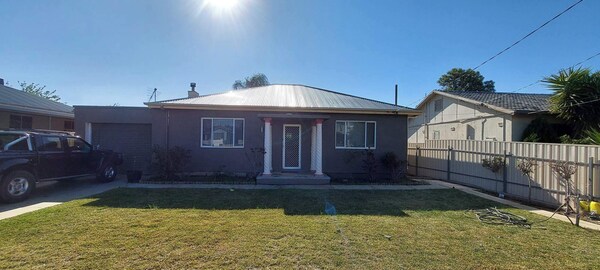 Mcgowen Accommodation Family & Pet Friendly Just A Short Walk To The Local Pool - Broken Hill
