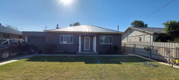 Mcgowen Accommodation Family & Pet Friendly Just A Short Walk To The Local Pool - Broken Hill