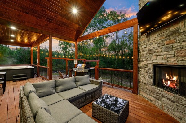 Under The Stars: Secluded, Hot Tub, Firepit, Pets, Games - Broken Bow, OK