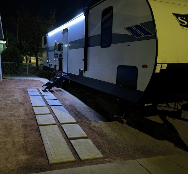 Cozy 2-bedroom Rv In Fabulous Las Vegas Close To Downtown With Wifi And A/c - North Las Vegas, NV