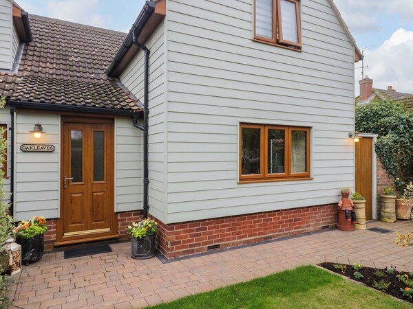 Oakleaves, Romantic, Country Holiday Cottage In West Mersea - West Mersea