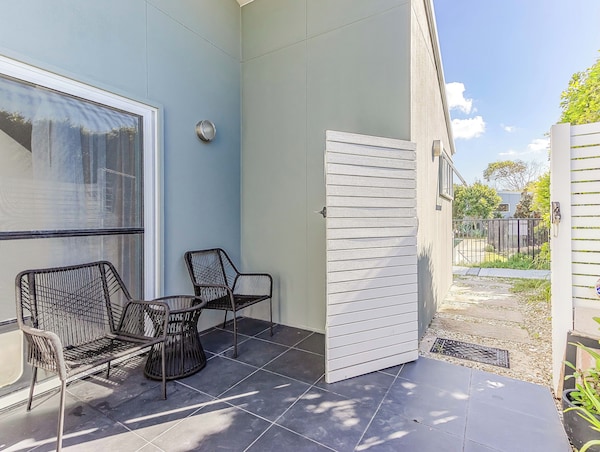 Studio Apartment A Stones Throw From The Beach! - Casuarina