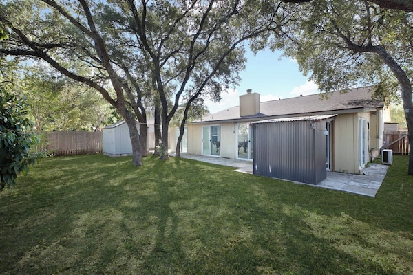 Billiards & Bedrooms Retreat - Dominion - San Antonio