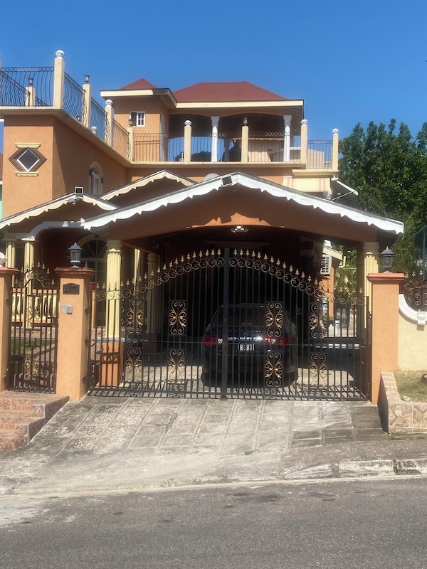 Charming 3-bedroom House With Wifi And Ac In Enchanting Rose Hall, St. James - Montego Bay