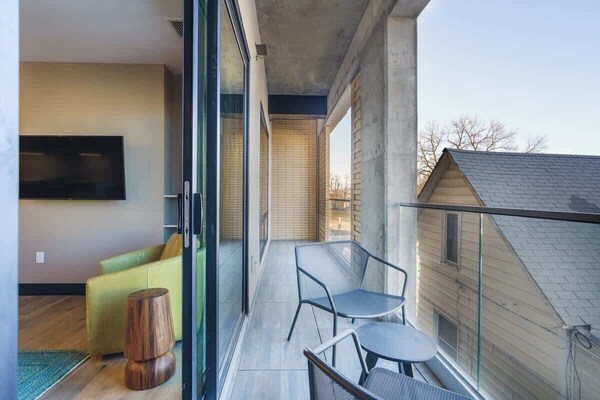 Modern Retreat W/ Balcony Views + Stunning Rooftop Patio - Arvada, CO
