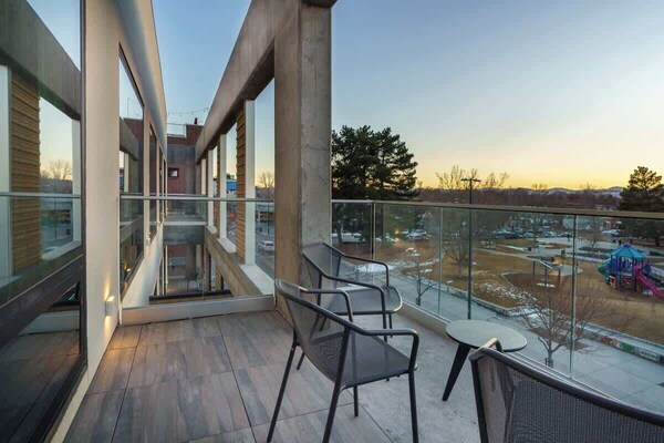 Sleek Tennyson St Flat W/ Balcony & Views - Lakewood, CO