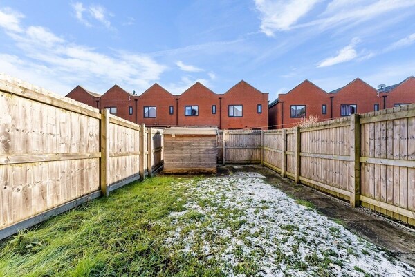 Dazzling 3 Bed In Manchester - Garden - ソルフォード