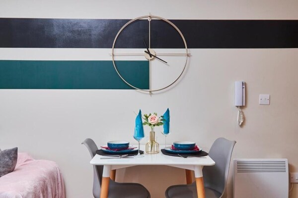 Adorable 1 Bedroom Flat In Leeds - Sleeps 4 - Leeds