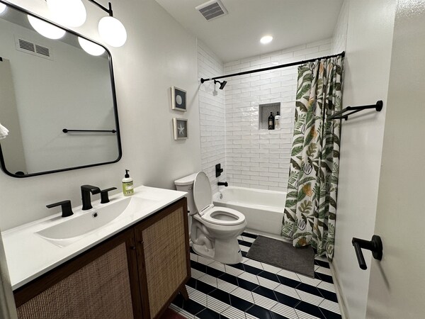 2 King Beds + 400ft From Beach - 8 - Norfolk, VA