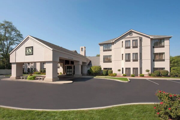 4 Budget-friendly Suites For Family Stay W/ Kitchen & Indoor Pool Access - South Bend, IN