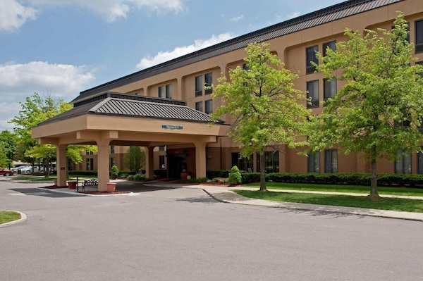 4 Cozy, Budget-friendly Rooms W/ Complimentary Hot Breakfast & Heated Pool - Michigan