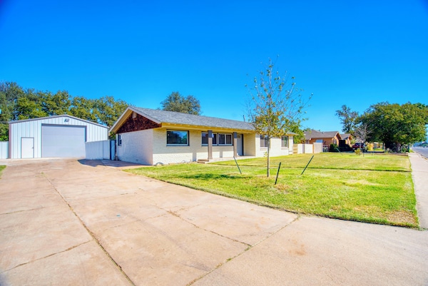 3-bedroom Home In Old Midland/downtown Area W/ Spacious Backyard And Fireplace - Midland, TX