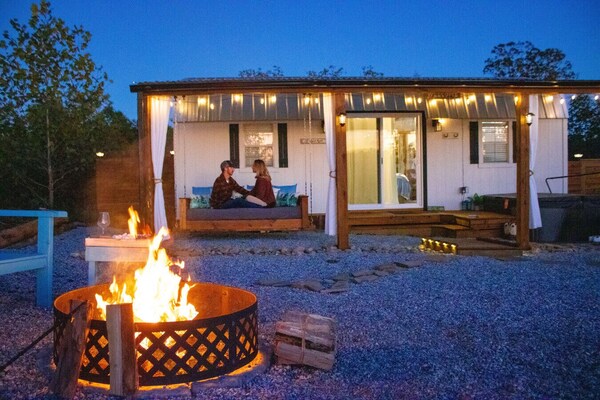 Romantic Farm Stay | King Bed, Hot Tub, Fire Pit, Porch Bed Swing *Rustic Retro* - Belton, SC