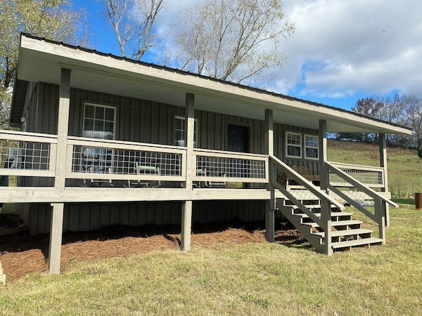 Charming Cabin Surrounded By Farmland In Lovely Pulaski - Wifi Included - Pulaski, TN