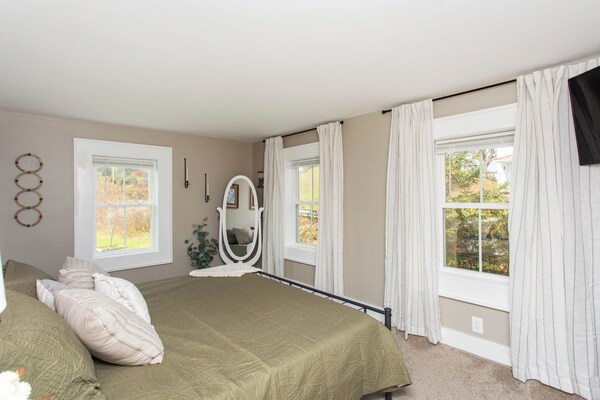 Waterfront Modern Farmhouse With Wifi Near Saratoga Track, Vermont And More! - Greenwich, NY