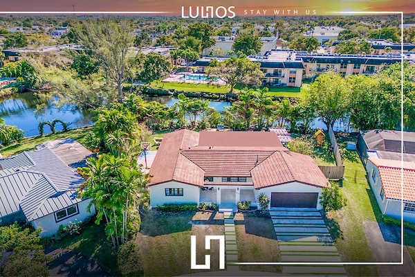 Lakefront Getaway W/ Pool, Bbq & Playground - Doral, FL