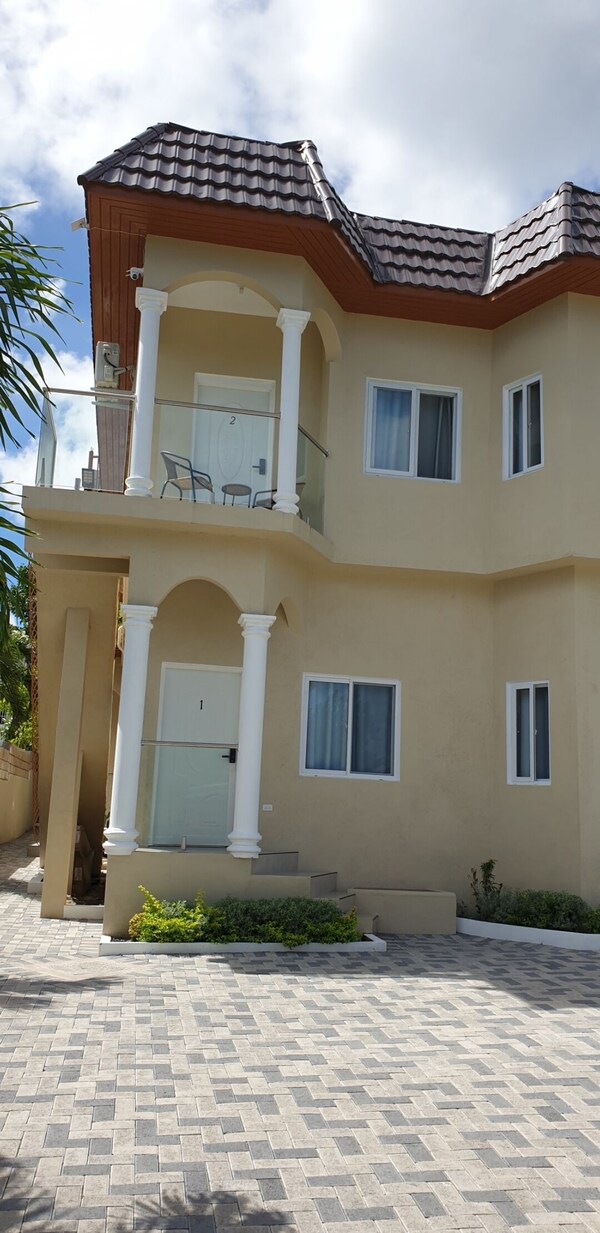 Located In Center Of Ocho Rios, Few Steps From The Beach And Dunn's River Falls. - Ocho Ríos