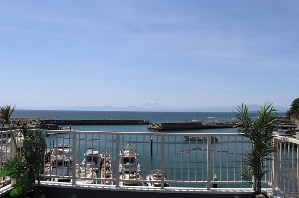 A 3storey Building With An Ocean View And Rooftop / Yokosuka Kanagawa - Yokosuka