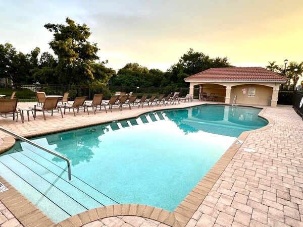 Great Location - 2 Bed 2 Bath - 15 Mins From Beach  - New Furnitures - Cape Coral, FL