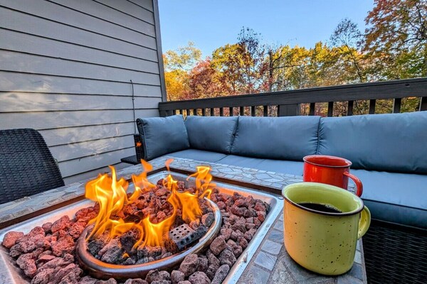Family & Dog Friendly, Hot Tub, Large Gameroom, Fireplace, Firepits & Grill - Wintergreen, VA
