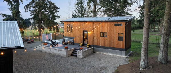 Cedar & Sage Hideaway With Hot Tub, Cinema & Fire Pit - Sequim, WA