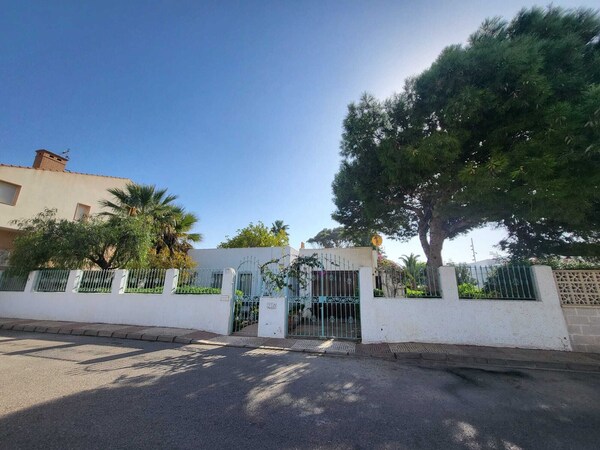 Chalet Reformado Ideal Para Familias, Con Jardín, A 3 Minutos A Pie De La Playa - Roquetas de Mar