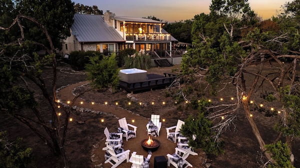 Riverfront | 5 Acres | 2 Hot Tubs | Sleeps 17 - Canyon Lake, TX