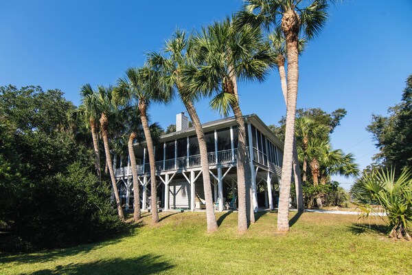 Herondipity: Charming Dog-friendly Getaway 300 Yards From Beach With Lovely Screened Porch On Lagoon - Edisto Beach, SC