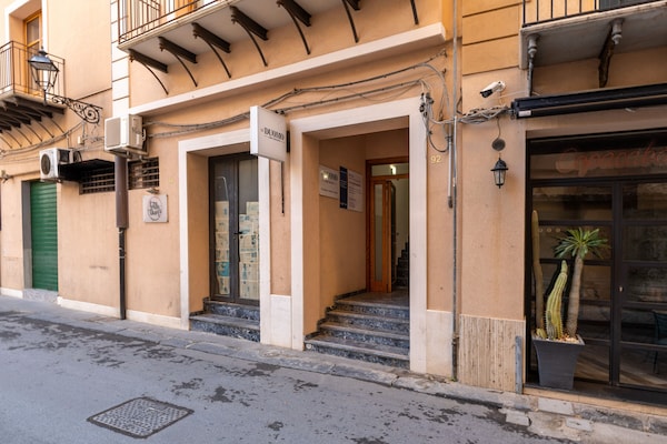 Apartment 'Al Duomo - Appartamento Superior' With Shared Terrace, Wi-fi And Air Conditioning - Licata