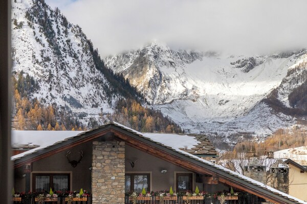 Appartement 'Maison Esterina Vista Monte Bianco' Avec Vue Sur La Montagne, Jardin Partagé Et Wi-fi - Courmayeur