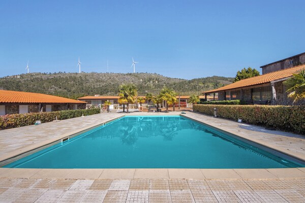 Room 'Quarto 12 - Gojim Casa Rural' With Mountain View, Shared Pool And Wi-fi - Armamar