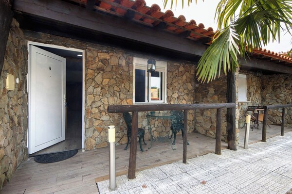 Room 'Quarto 7 - Gojim Casa Rural' With Mountain View, Shared Pool And Wi-fi - Portugal