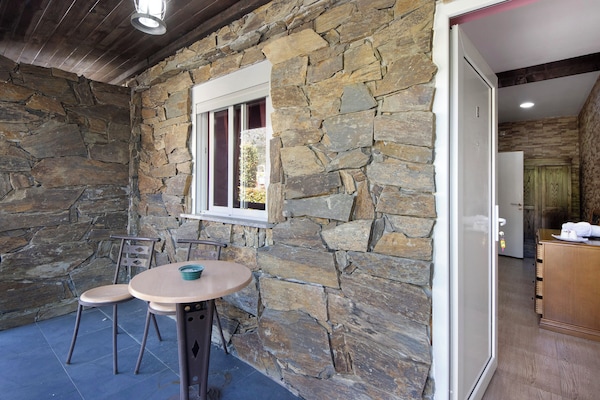 Room 'Quarto 9 - Gojim Casa Rural' With Mountain View, Shared Pool And Wi-fi - Armamar