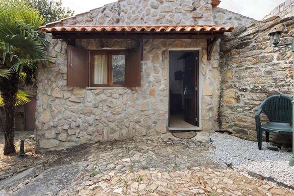 Room 'Quarto 6 - Gojim Casa Rural' With Mountain View, Wi-fi And Air Conditioning - Armamar