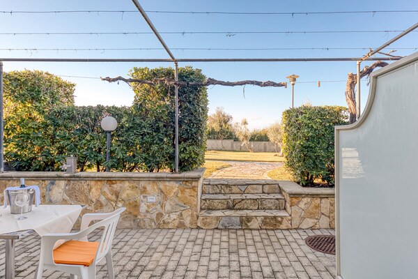 Ferienwohnung 'Residenz Margherita - Bouganwille' Mit Meerblick, Wi-fi Und Klimaanlage - Torre San Giovanni