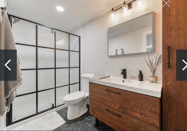 Charming 2-bedroom House In Awesome Edmonton With Ac, Wifi - Alberta