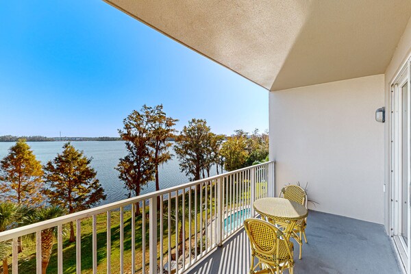 Spacious Lakefront Condo With Views, Ac, Gym, Pool & Hot Tub Near Attractions - Lake Buena Vista, FL