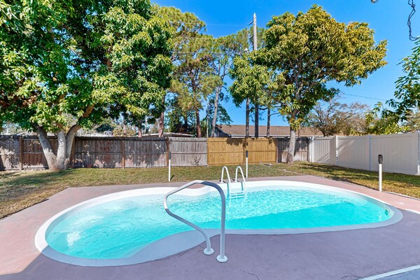 Inviting, Dog Friendly Home Featuring Pool And An Excellent Central Location. - Pinellas Park, FL
