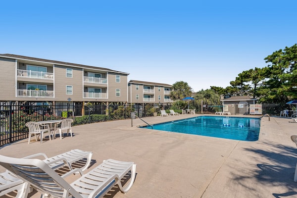 Coastal Home With Shared Pool And Close To Beach Attractions - Ocean Isle Beach, NC