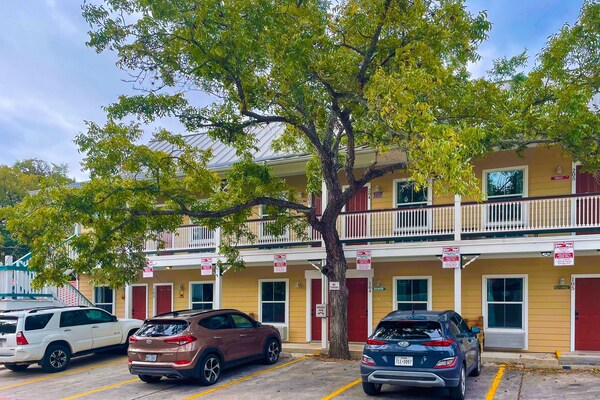 Adjacent To Schlitterbahn: With Private River Access, W/d, A /C & Fun Awaits! - New Braunfels, TX