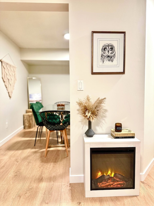 Spacious & Bright 2 Bedroom Suite With Full Kitchen And In-suite Laundry! - Maple Ridge