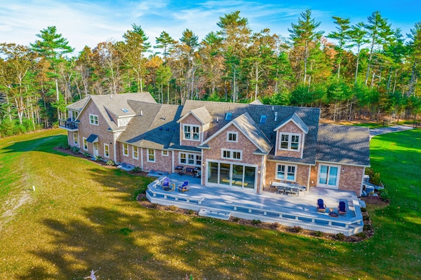 Incredible Home On Lake With Views, Private Beach, Deck, Ac, & W/d - Nelson Beach, MA