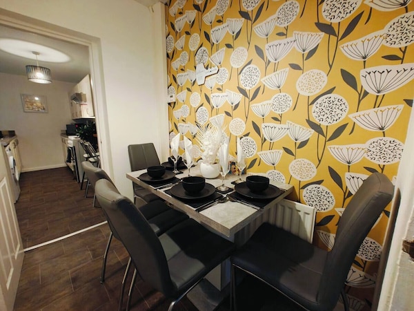 Enjoy A Stylish Experience At This Centrally-located Place - Belfast