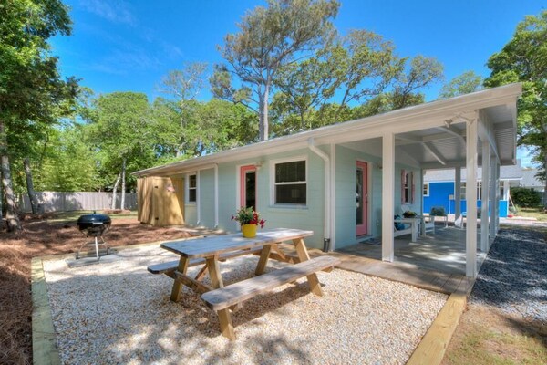 3 Bedroom 1 Bath House, Walk To The Beach, Shops, Restaurants, Sleeps 7 - Oak Island, NC