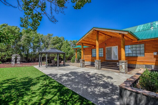 Quarter Horse Lodge | Grand Southwest Cabin | Sleeps 16+ | Amazing Views | Near Grand Canyon - Williams, AZ