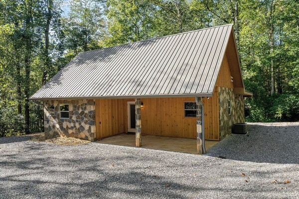 Cabin On A Hill Near Gatlinburg - Cosby, TN