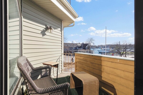 Water View | Bright & Modern | Downtown Charlevoix | Indoor/outdoor Pool - Charlevoix, MI