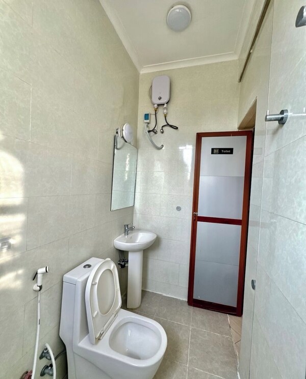 Spacious 3-bedroom Apartment With Wifi, Ac In Brilliant Dar Es Salaam - 다르에스살람