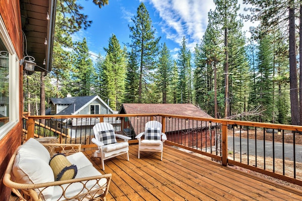 Pine Ridge Cabin: Stylish A-frame - Bbq, Hot Tub, Games - South Lake Tahoe, CA