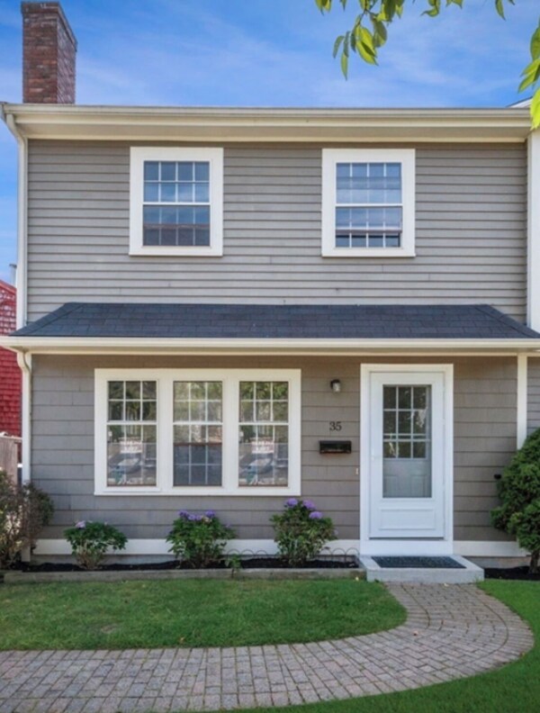 Charming 3-bedroom Townhome In Marblehead \N3 Miles  To Salem\n14 Miles To Airport - Salem